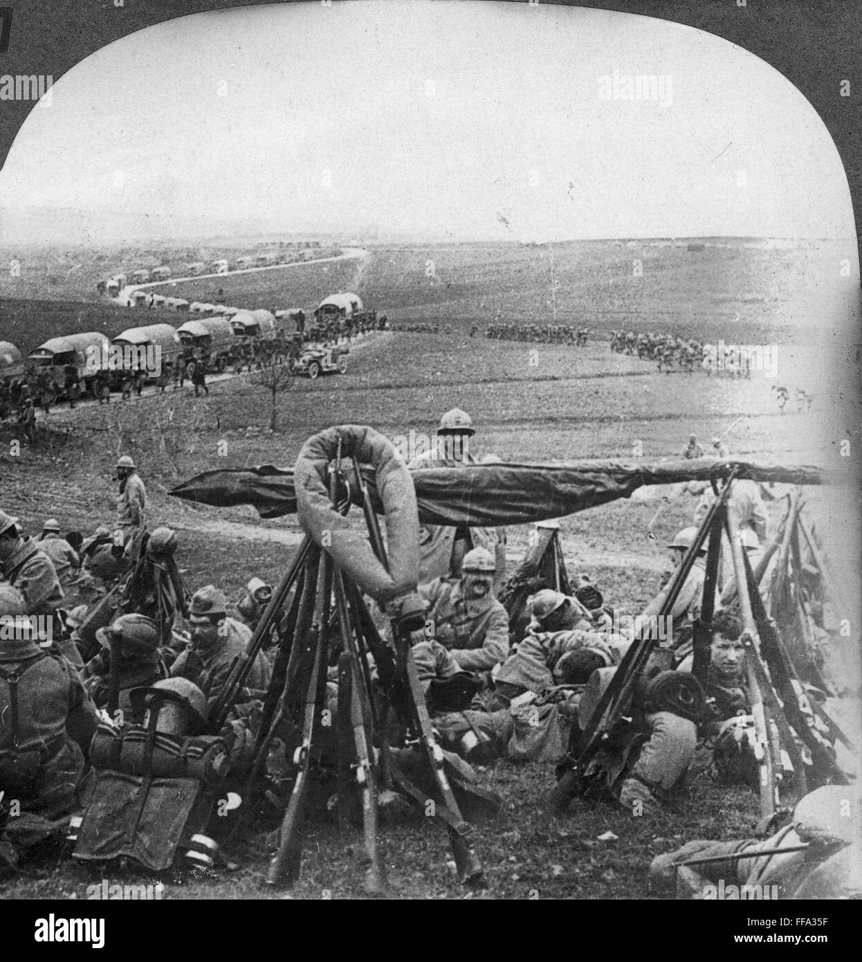 W W J : BATAILLE DE VERDUN. /NFrench troupes et transports sur la route ...