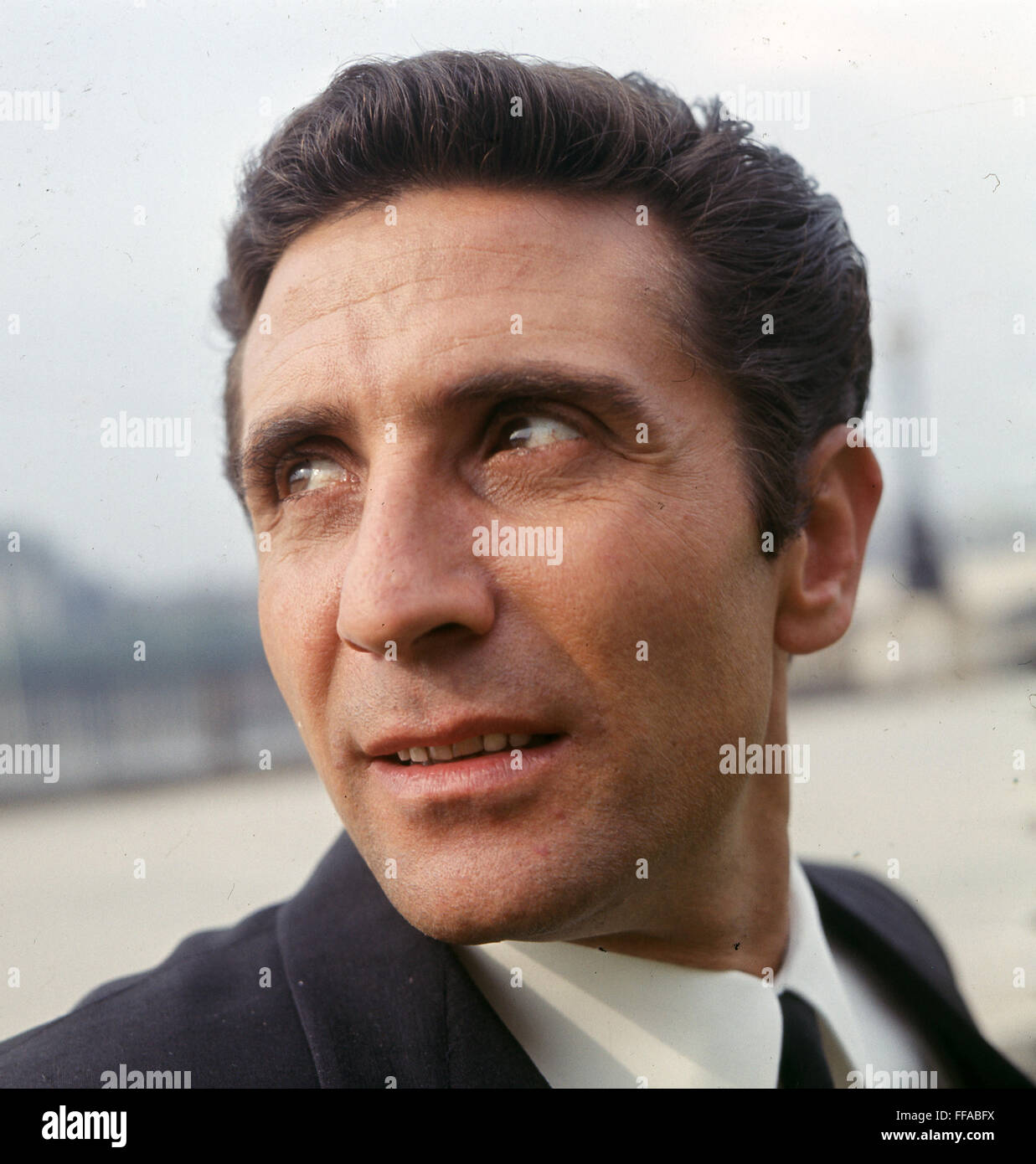 Gilbert becaud 1927 2001 french singer Banque de photographies et d ...