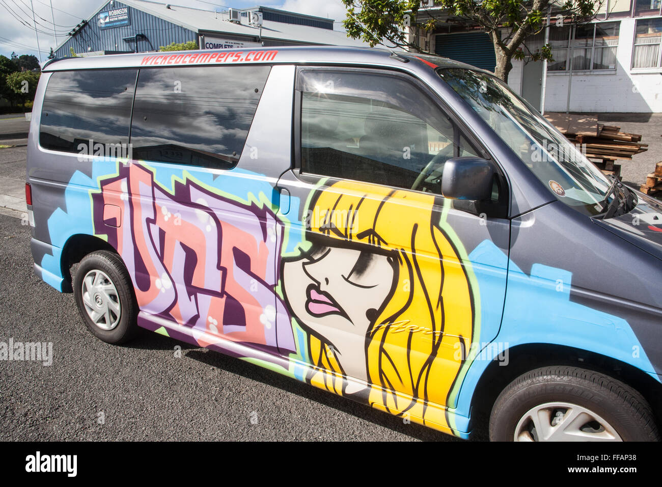 Graffiti painted campervan Banque de photographies et d’images à haute ...