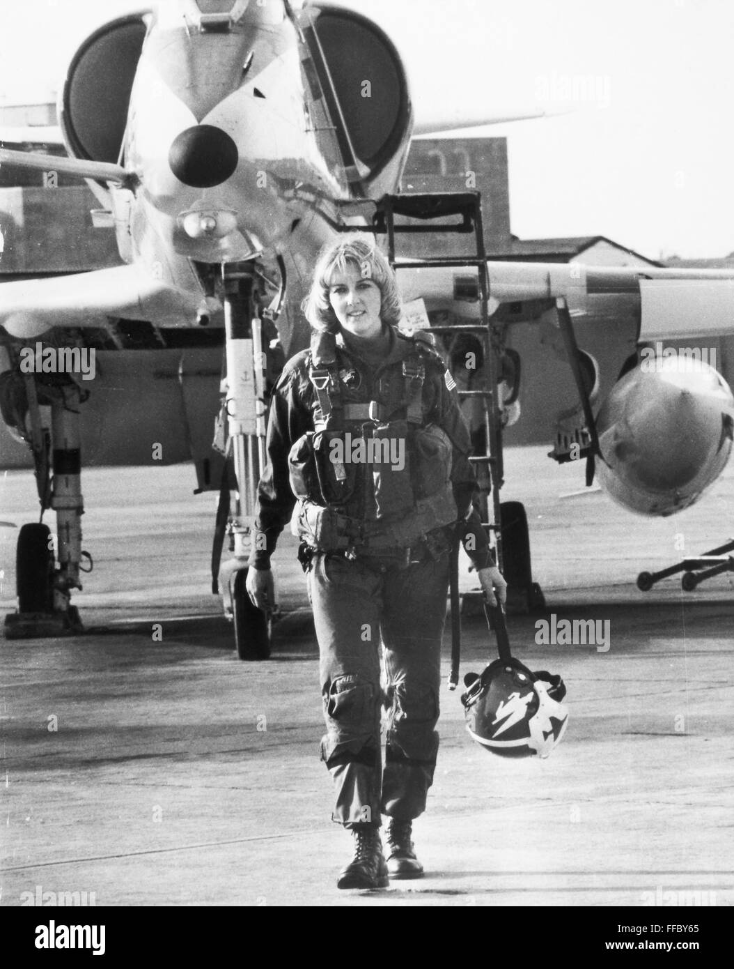 Pilote, 1977. SKYHAWK /NU.S. Lieutenant de marine Mary Louise Jorgensen ...