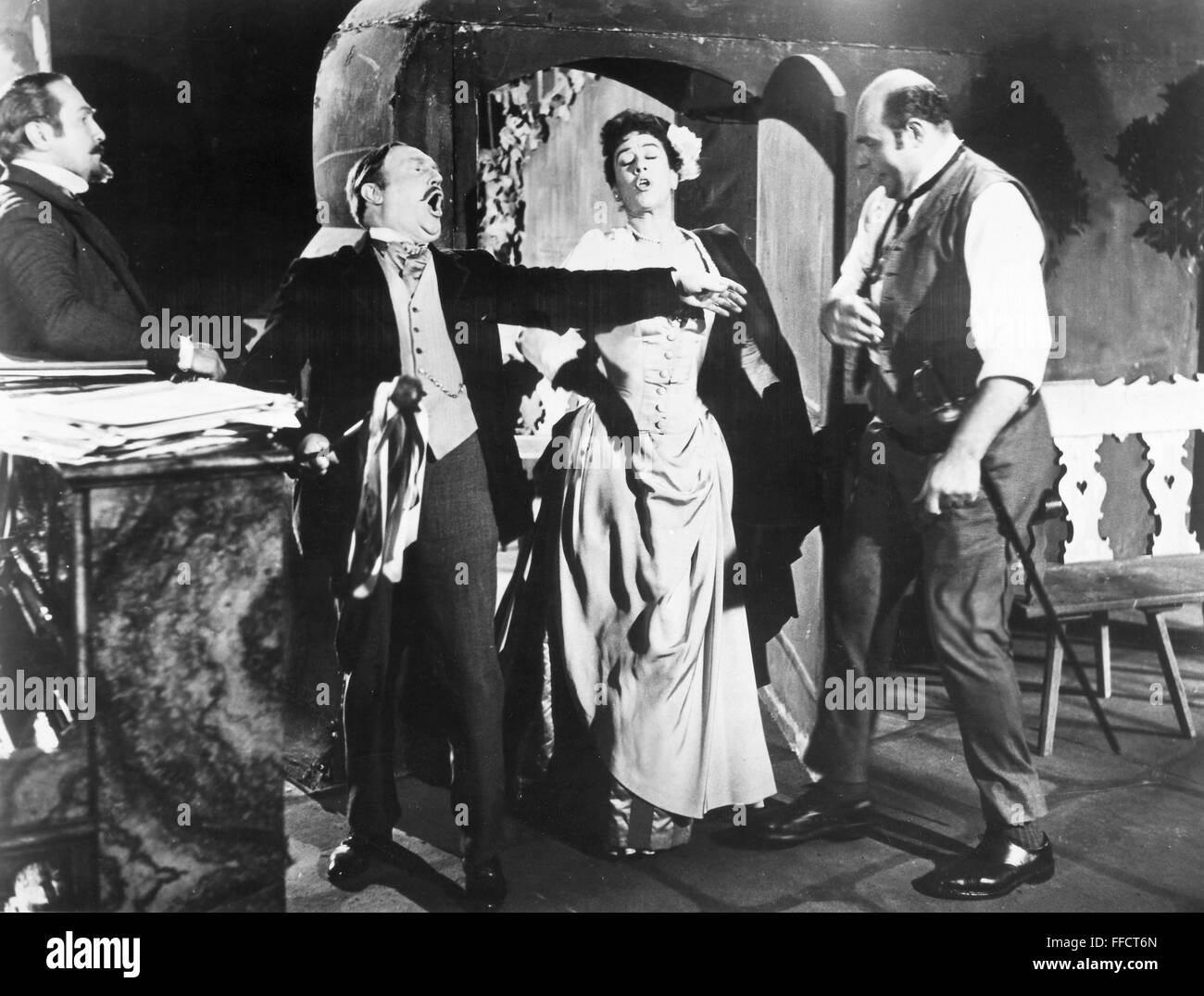 MELBA, 1953. NAmerican Patrice Munsel /soprano comme Nellie Melba (centre) dans une scène de la ...