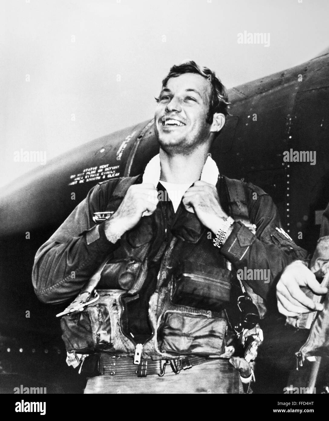 Guerre du Vietnam : FLYING ACE. /NCaptain Richard S. Ritchie à côté de ...