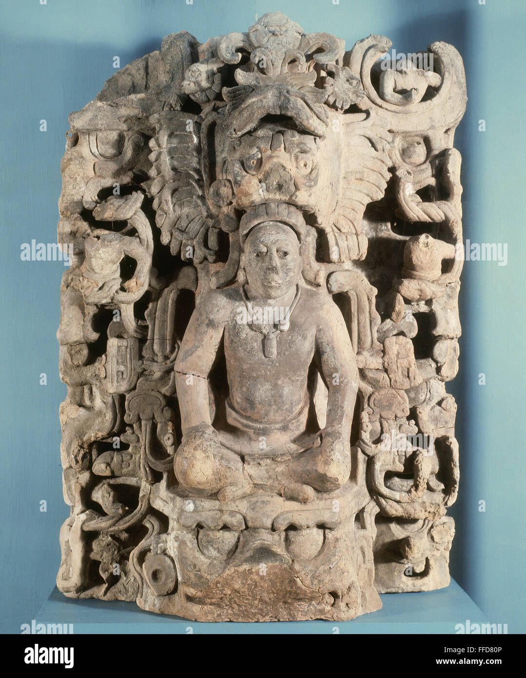 Dieu Soleil maya, c700 A.D. /nA soleil Maya dieu siège avec sa tête ...