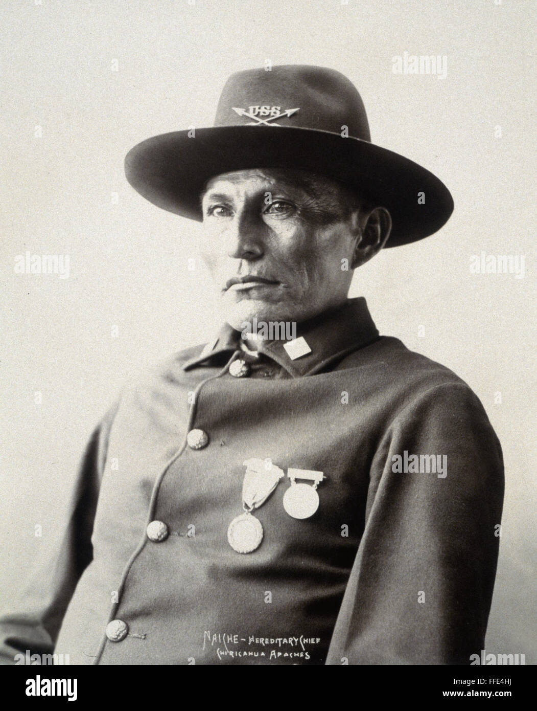 Chef APACHE, c1898. /NNaiche, un chef Apache chiricahua, vêtu d'un ...