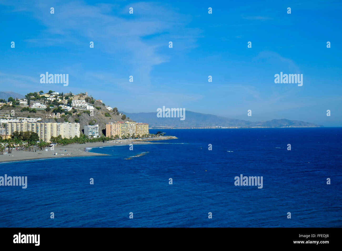 Le front de mer avec des bâtiments bas et la mer Méditerranée bleu ...