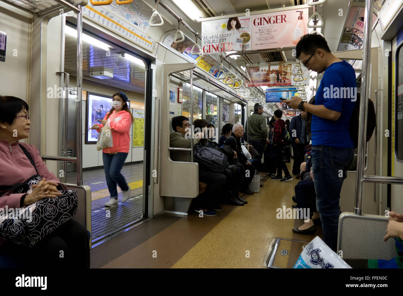 Transports en commun tokyo aux heures de pointe Banque de photographies ...