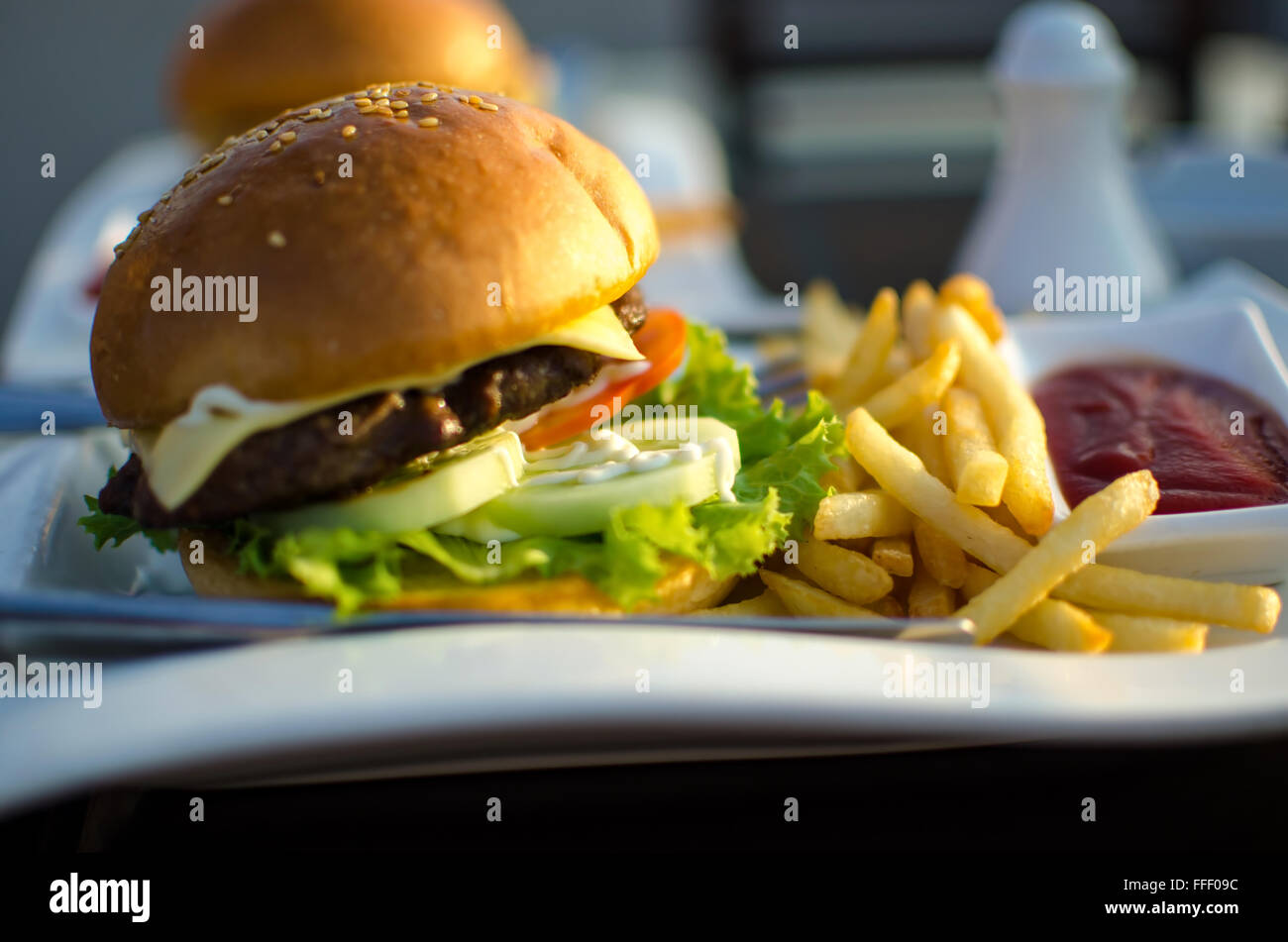 Burger avec des frites Banque de photographies et d’images à haute ...