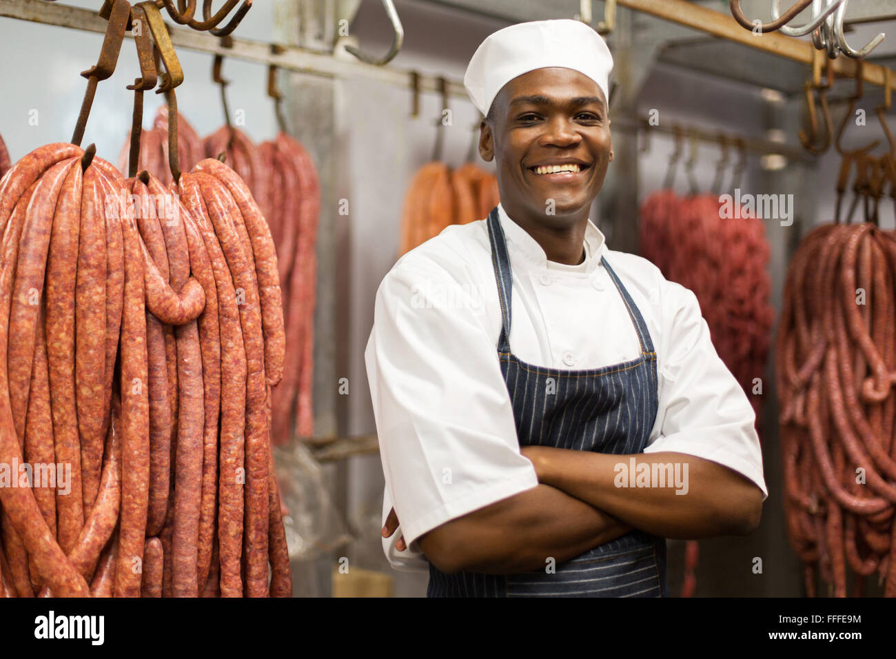Beau propriétaire dans l'abattoir boucherie Africaine Photo Stock - Alamy