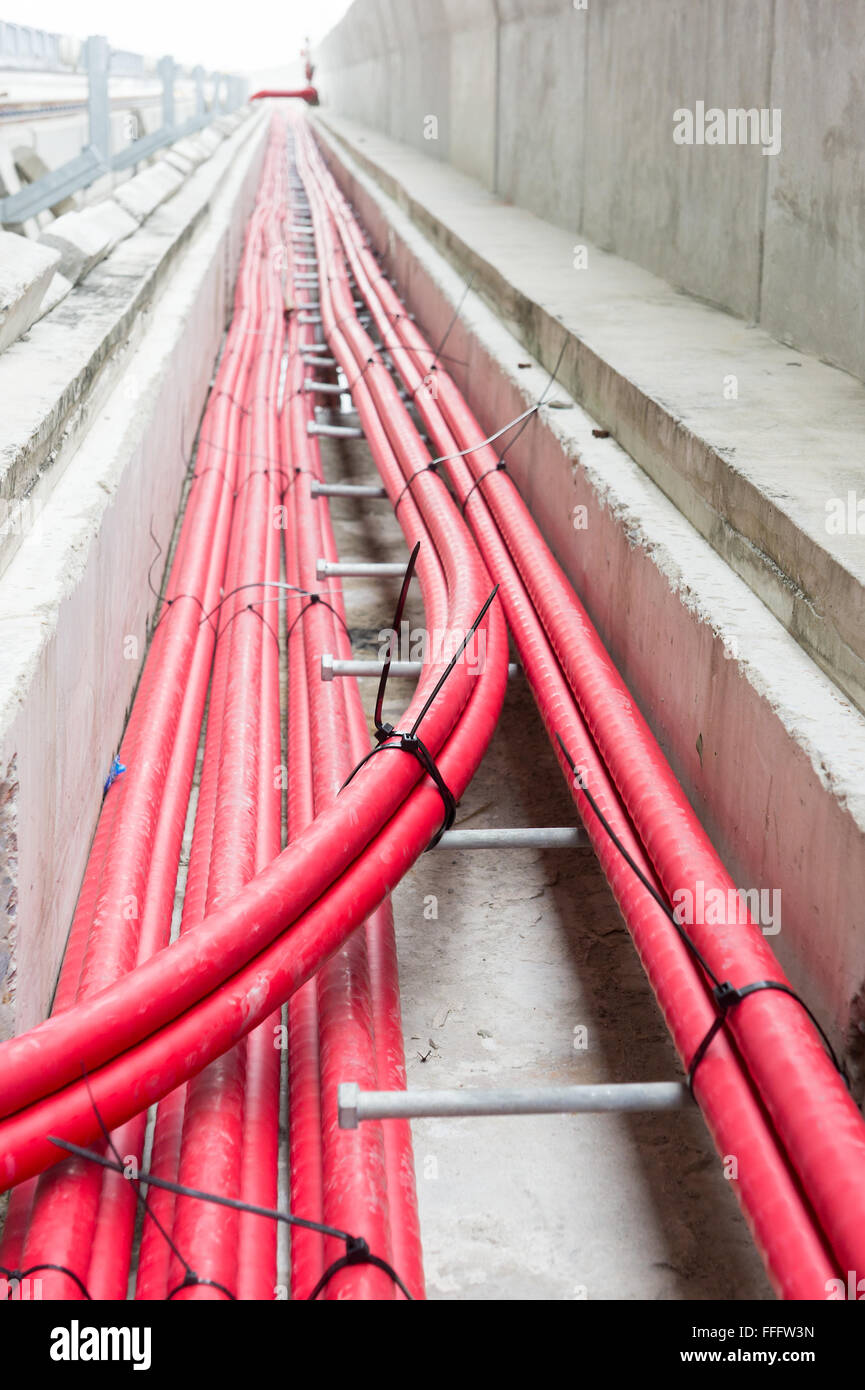 Laying cable Banque de photographies et d’images à haute résolution - Alamy