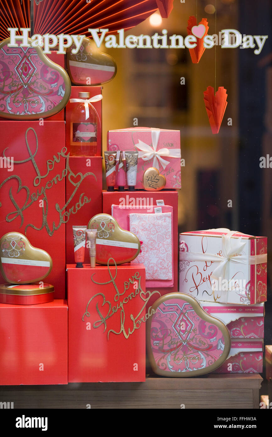 Valentines day shop window display Banque de photographies et d’images ...