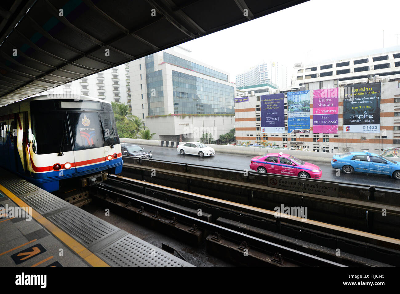 Le métro aérien à la station de BTS Saphan Taksin à Bangkok Photo Stock ...
