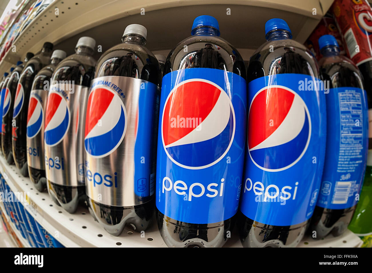 Bouteilles de pepsi cola Banque d'image et photos - Alamy