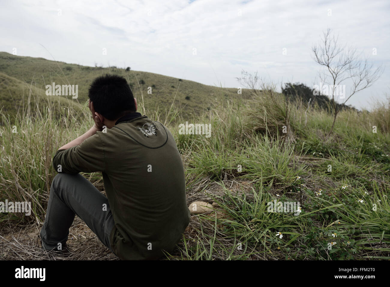 Crying man back pain cry Banque de photographies et d’images à haute ...