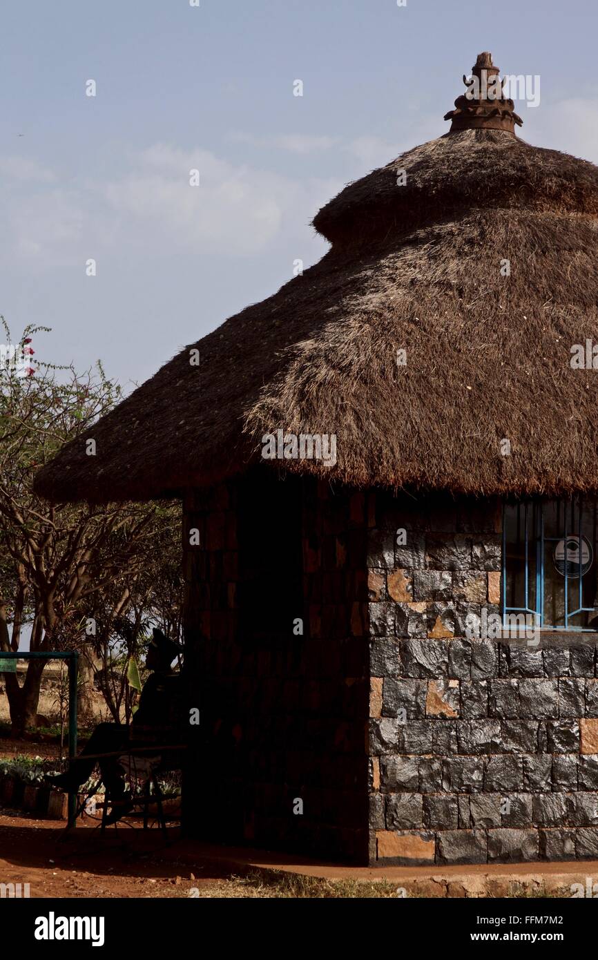 Cabane africaine au toit de chaume Banque de photographies et d’images à haute résolution - Alamy