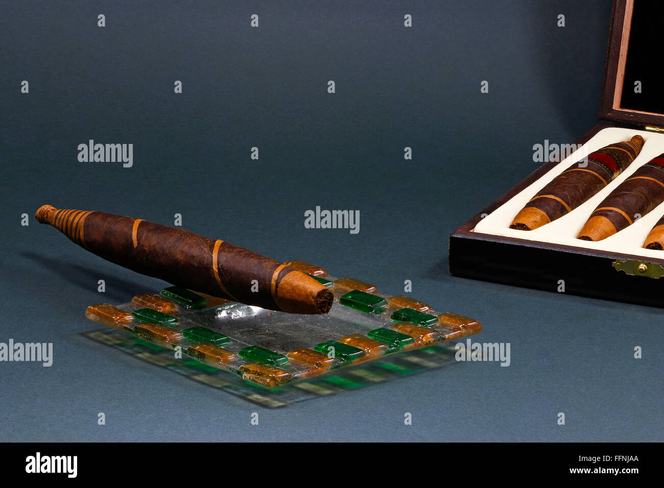 Cigare cher Banque de photographies et d’images à haute résolution - Alamy