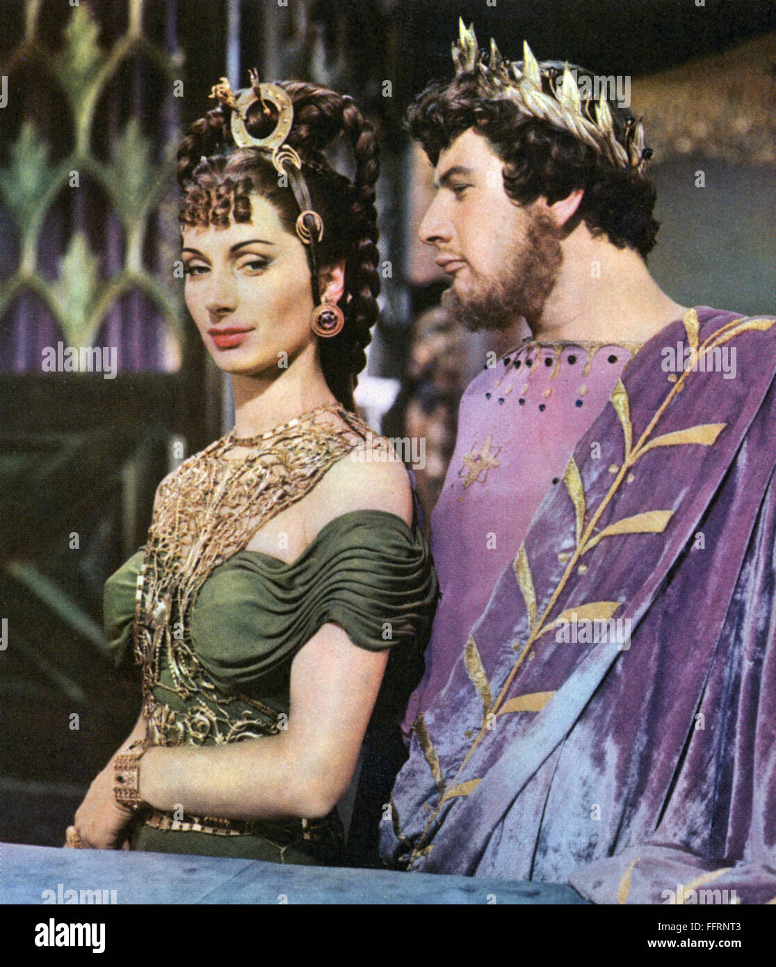 QUO VADIS, 1951. /Npierre Ustinov comme l'empereur Néron avec son ...