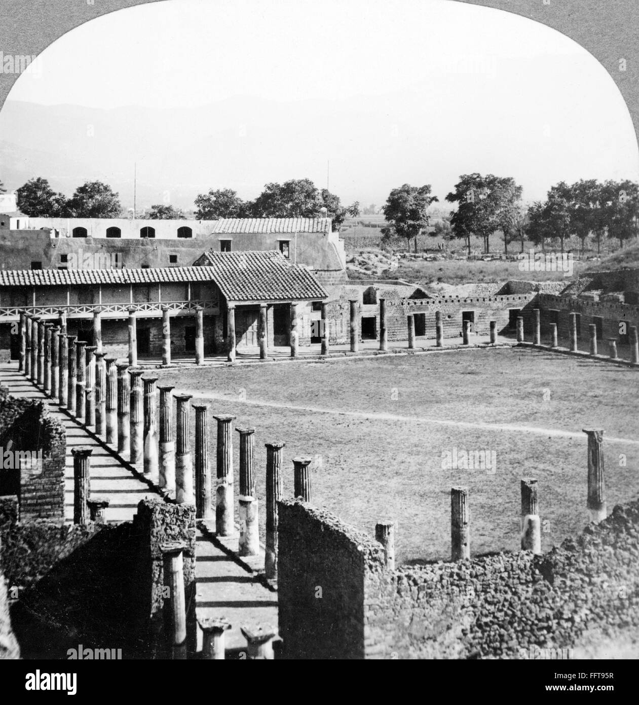 ROME : casernes, c1926. /NA vue sur les ruines de la caserne des gladiateurs près du Colisée à ...