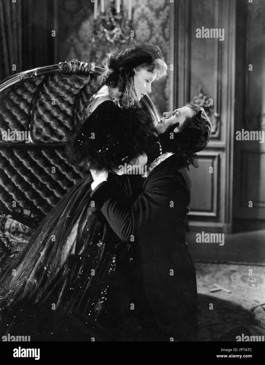 FILM : CAMILLE, 1936. /NGreta Garbo et Robert Taylor dans 'Camille ...