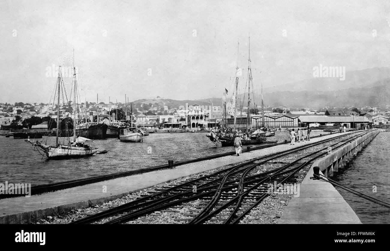 Haïti : PORT-AU-PRINCE. /NRailroad les voies sur le quai de Port-au ...