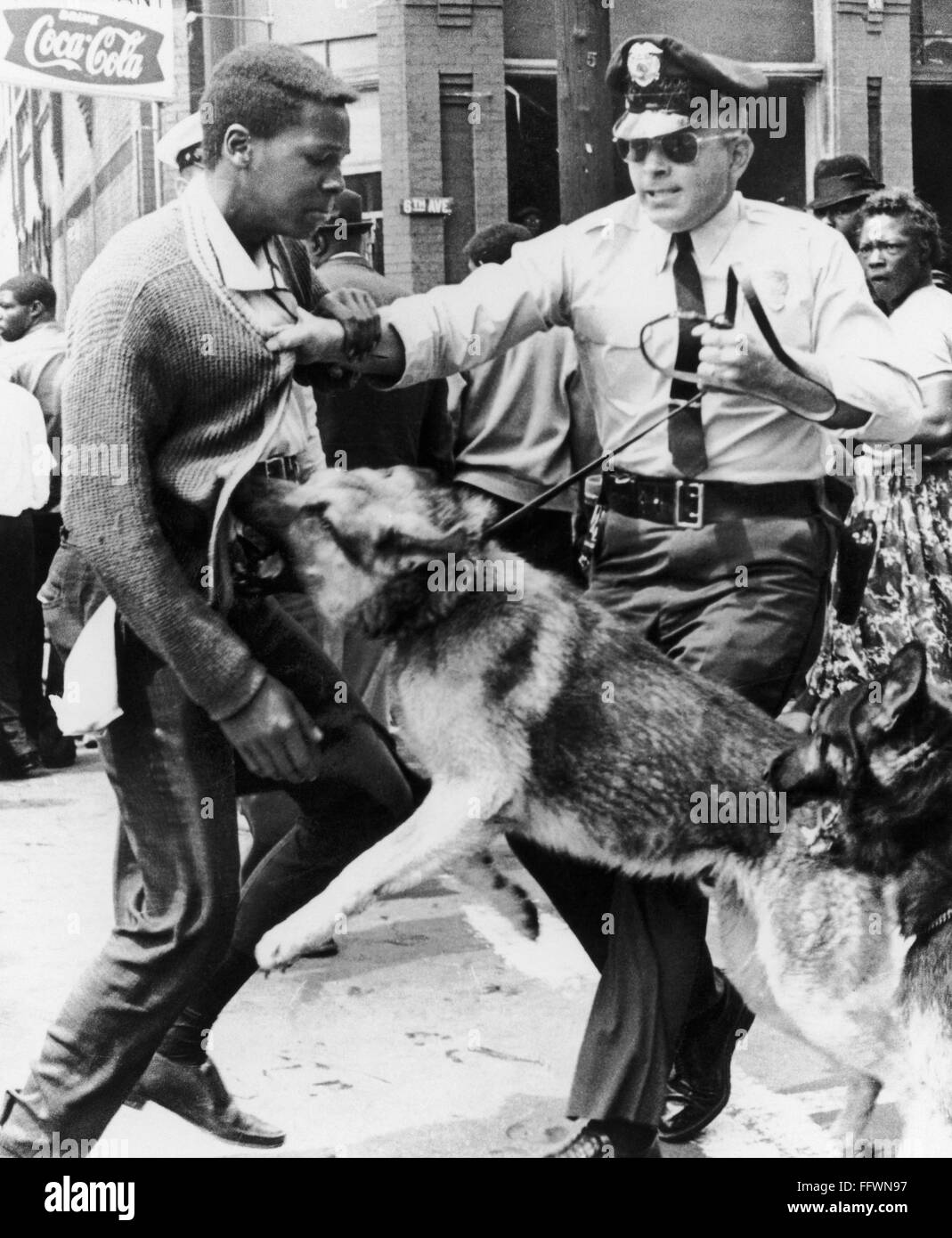 Les droits civils, 1963. /NPolice chien attaquer un jeune homme au ...