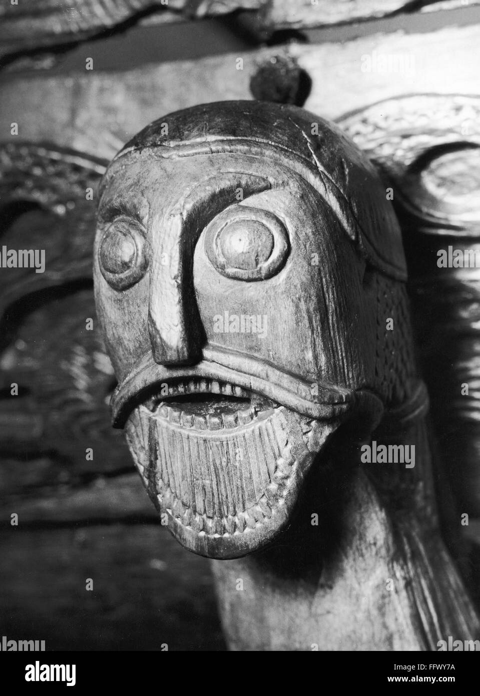 VIKINGS : tête sculptée. /NHead, peut-être le portrait d'un vieux chef ...