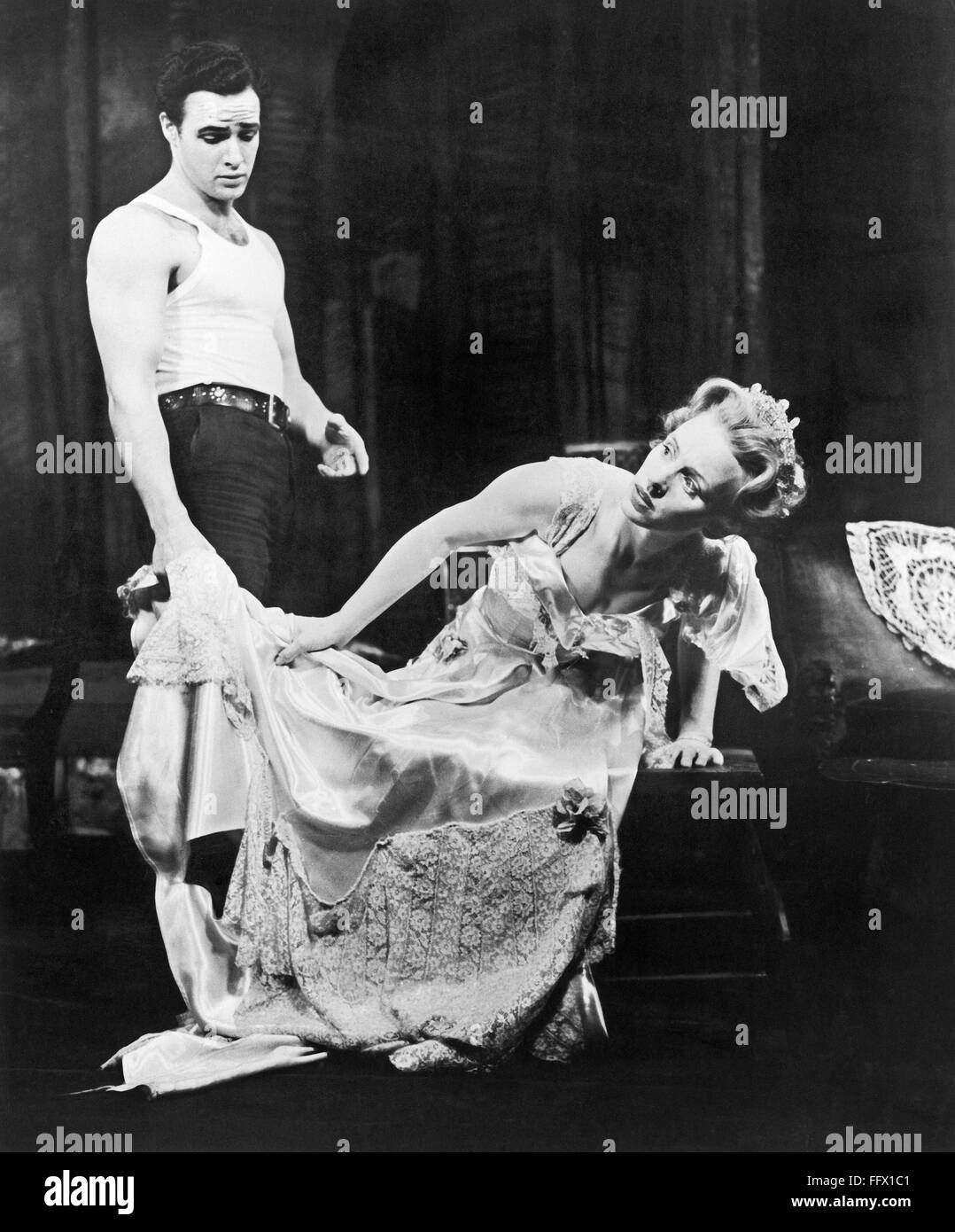 Tramway nommé Désir. /NMarlon Brando comme Stanley Kowalski et Jessica ...