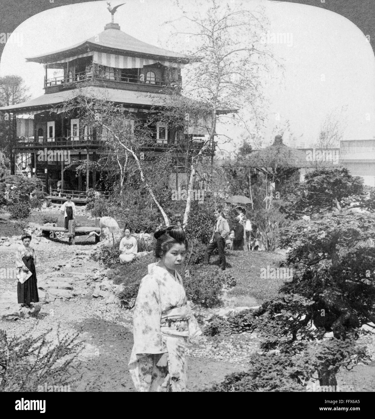 WORLD'S FAIR : maison de thé. /NMaids debout dans un jardin en face d ...