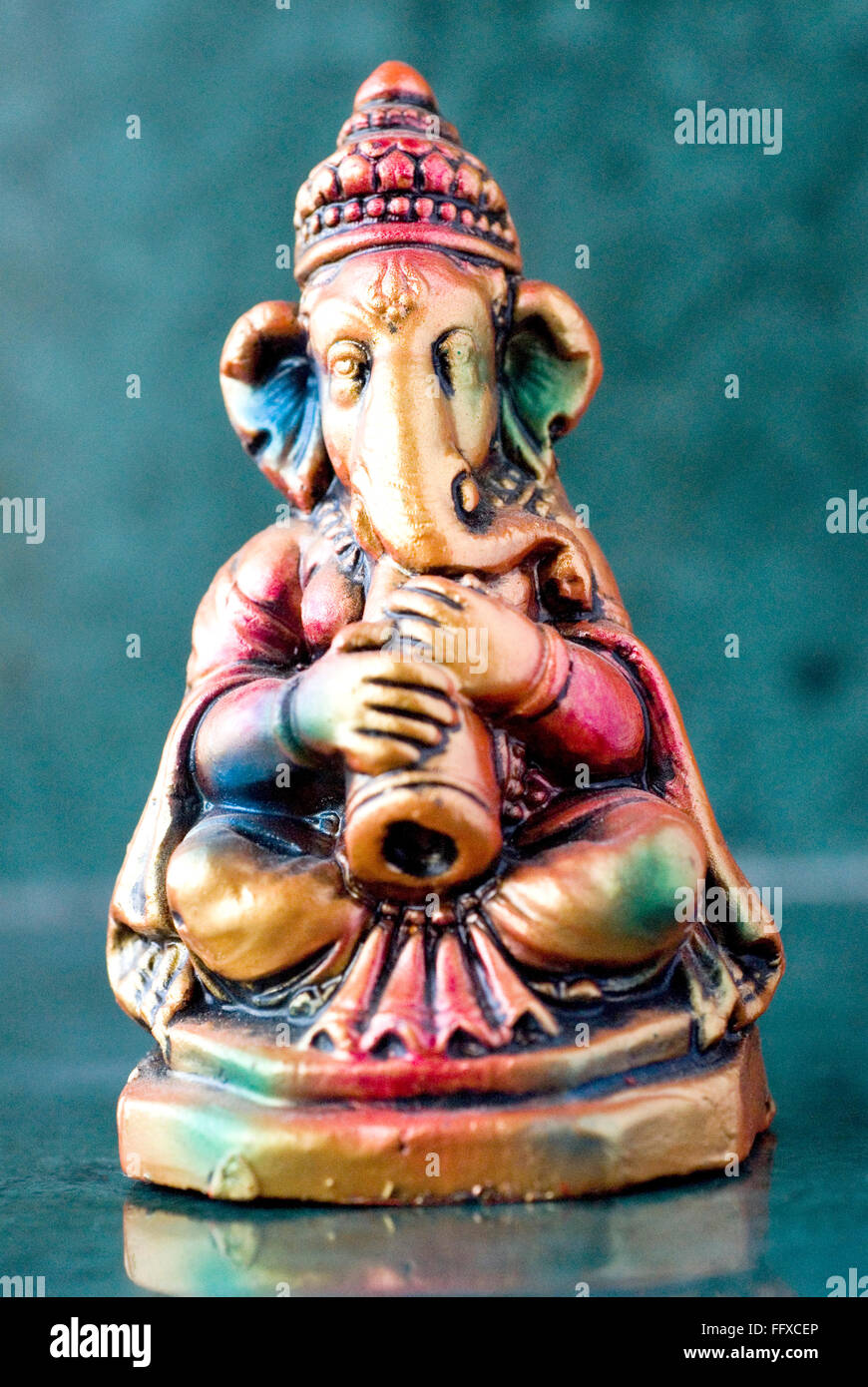 Seigneur Ganesha ganpati Idole de plâtre coloré assis à jouer de la ...
