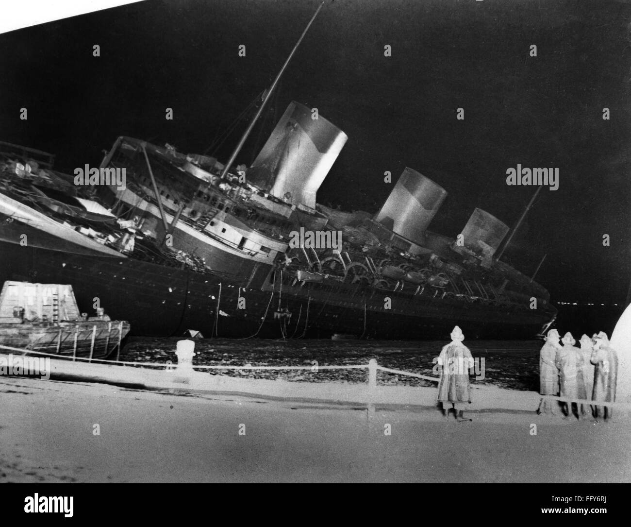 USS LAFAYETTE, 1942. /Nl'USS Lafayette, anciennement le paquebot de ...