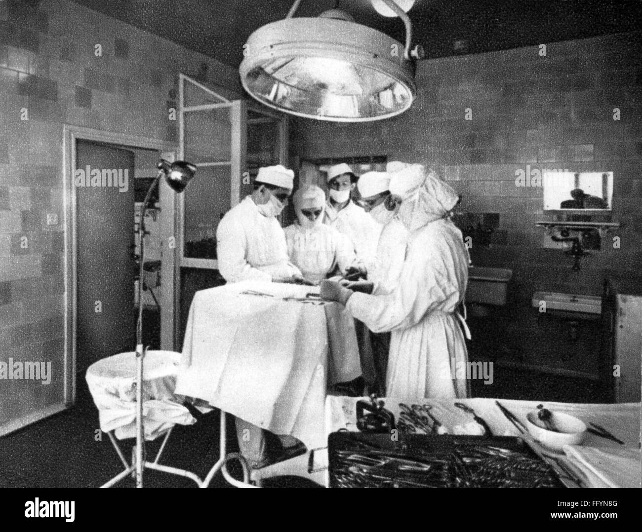 Surgery 1950s Banque de photographies et d’images à haute résolution ...
