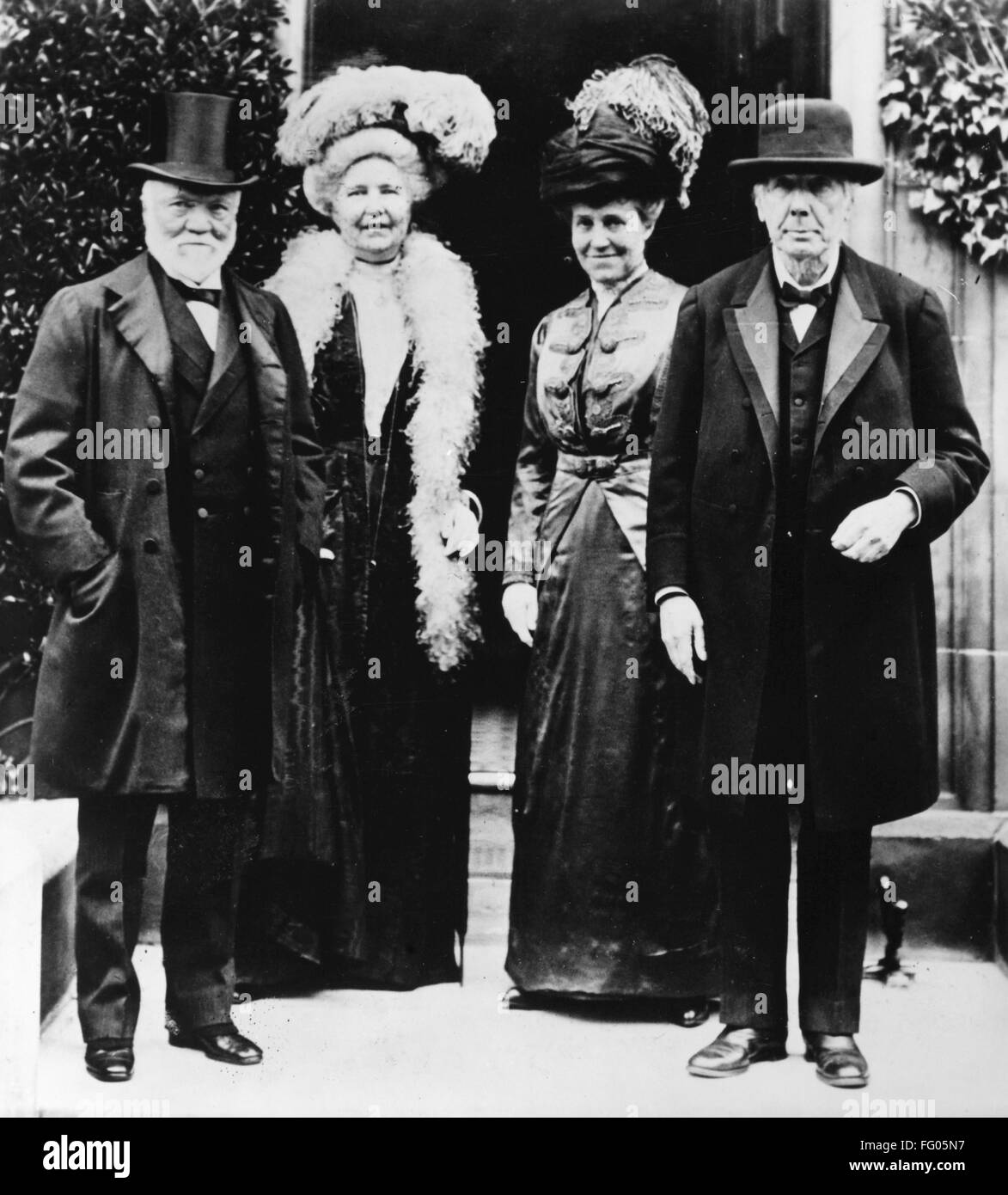 Andrew carnegie and his wife louise carnegie Banque d'images noir et ...