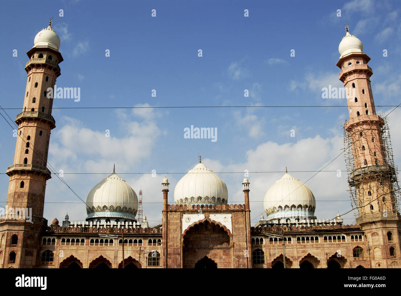 Rose majestueuse Tajul Masjid construite en 1870 par la Bégum Shahjehan ...
