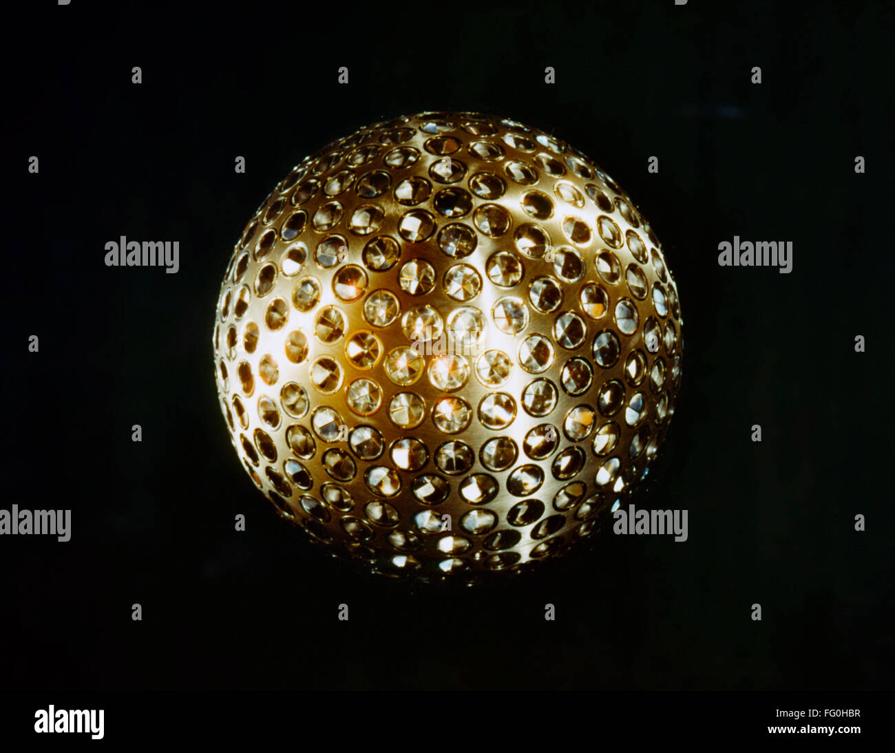 SATELLITE DE LA NASA, 1975. /Modèle à l'échelle d'nHalf la géodynamique ...