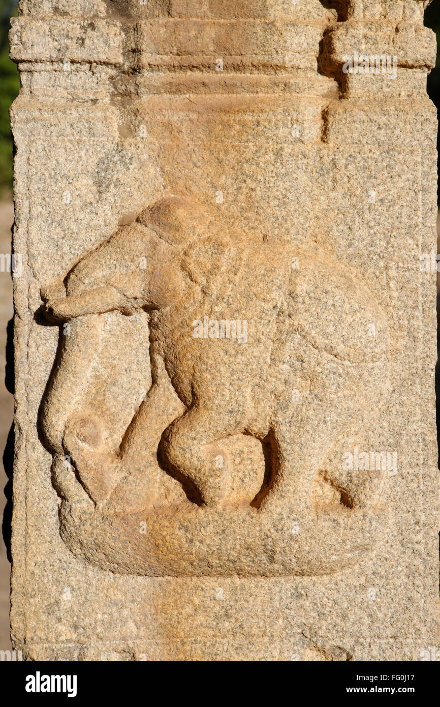 Statue éléphant Prasanna sculpté sous terre Virupaksha temple de Shiva ...