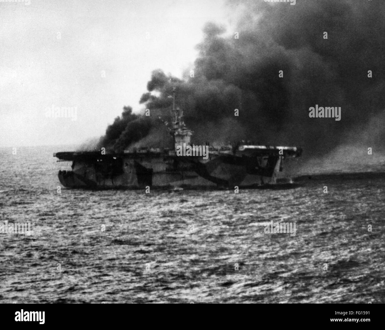 La DEUXIÈME GUERRE MONDIALE : USS ST. LO, 1944. /Nl'USS St Lo brûler ...