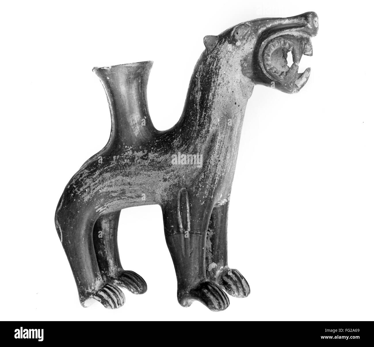 De l'Anatolie : LION RHYTON. /NA rhyton en terre cuite en forme de lion ...