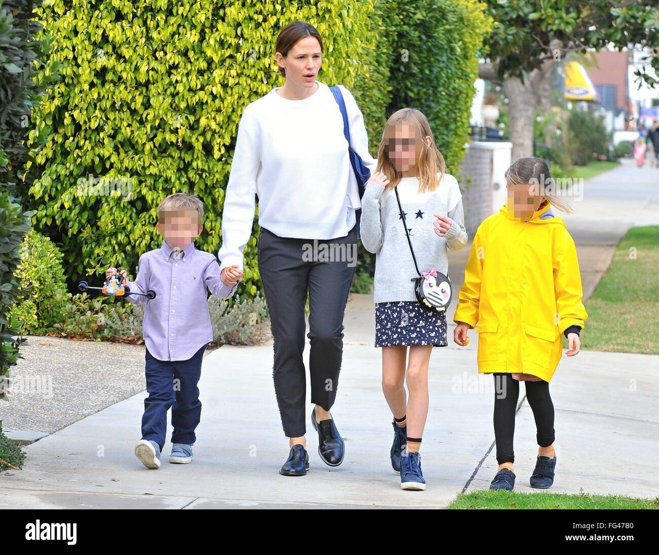 Jennifer Garner dehors et environ dans la région de Brentwood avec ses ...