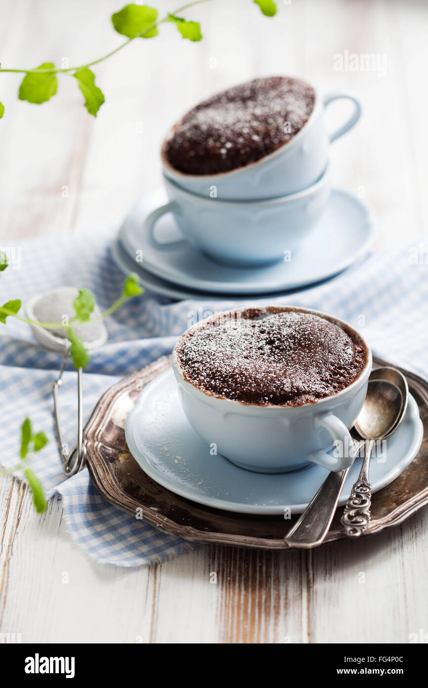 Gâteau au chocolat dans une tasse à café Photo Stock - Alamy