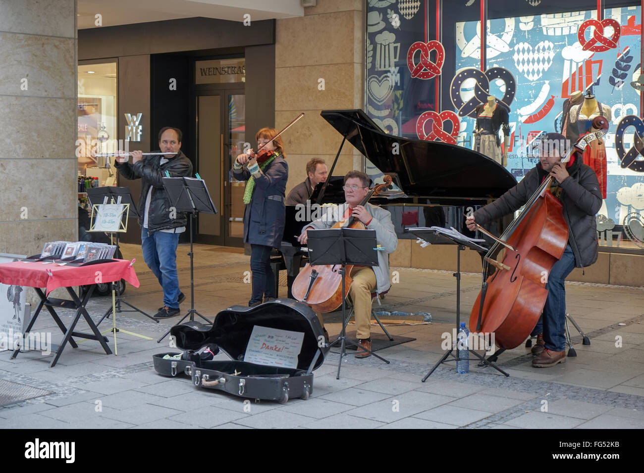 Musiciens de rue musiciens munich Banque de photographies et d’images à ...