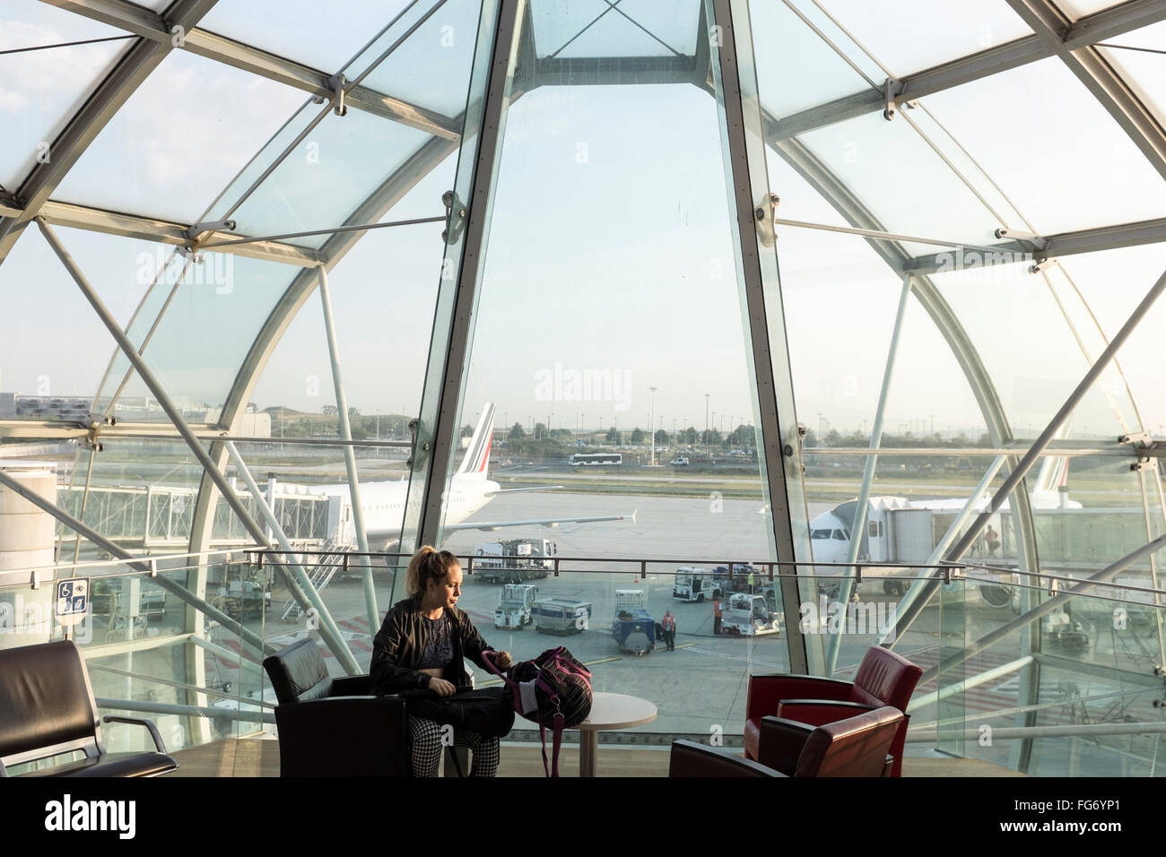 Attend un passager à bord d'un avion au terminal 2F de Roissy-CDG à ...