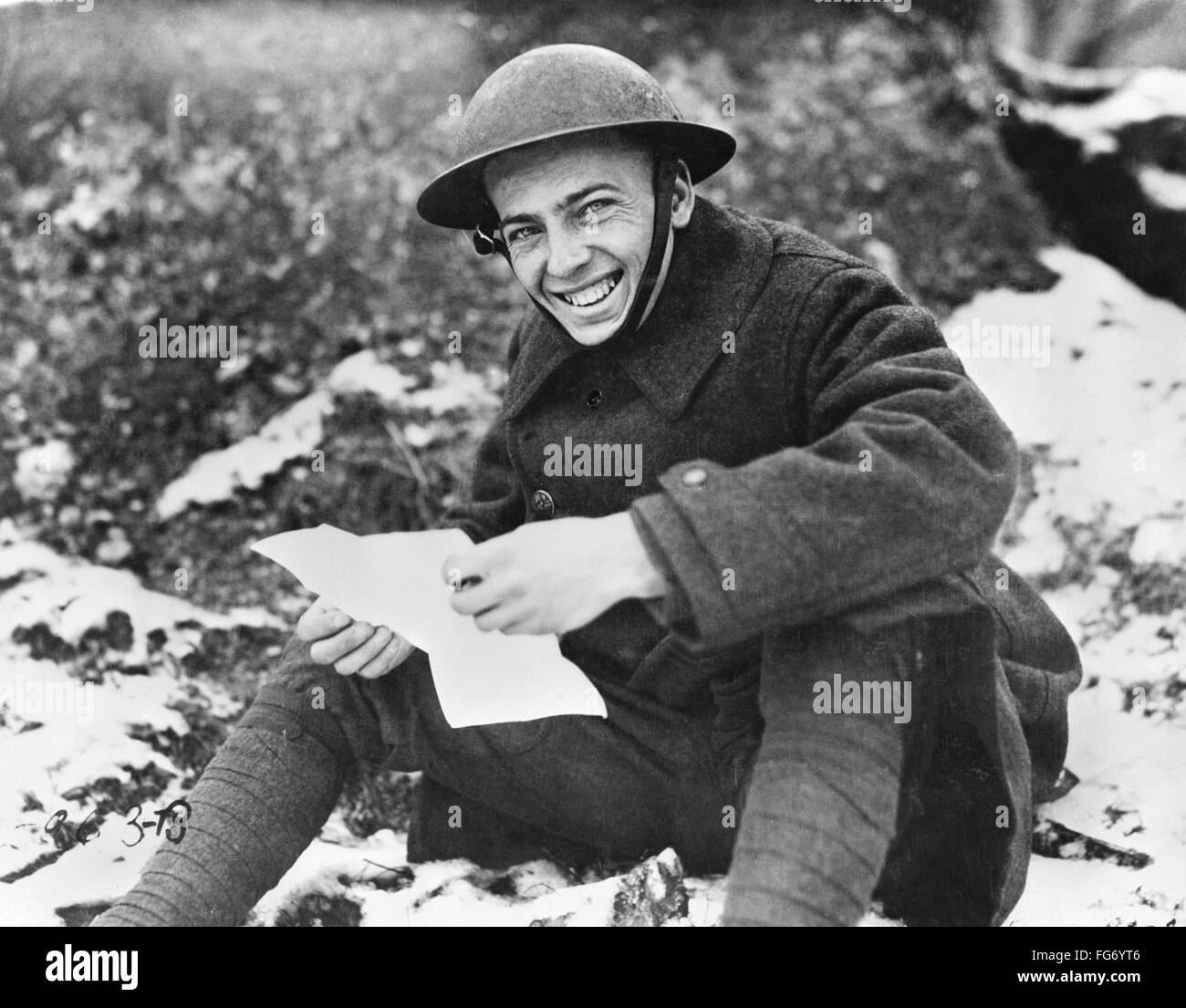 La PREMIÈRE GUERRE MONDIALE : soldat, c1915. /NA soldat la lecture d ...