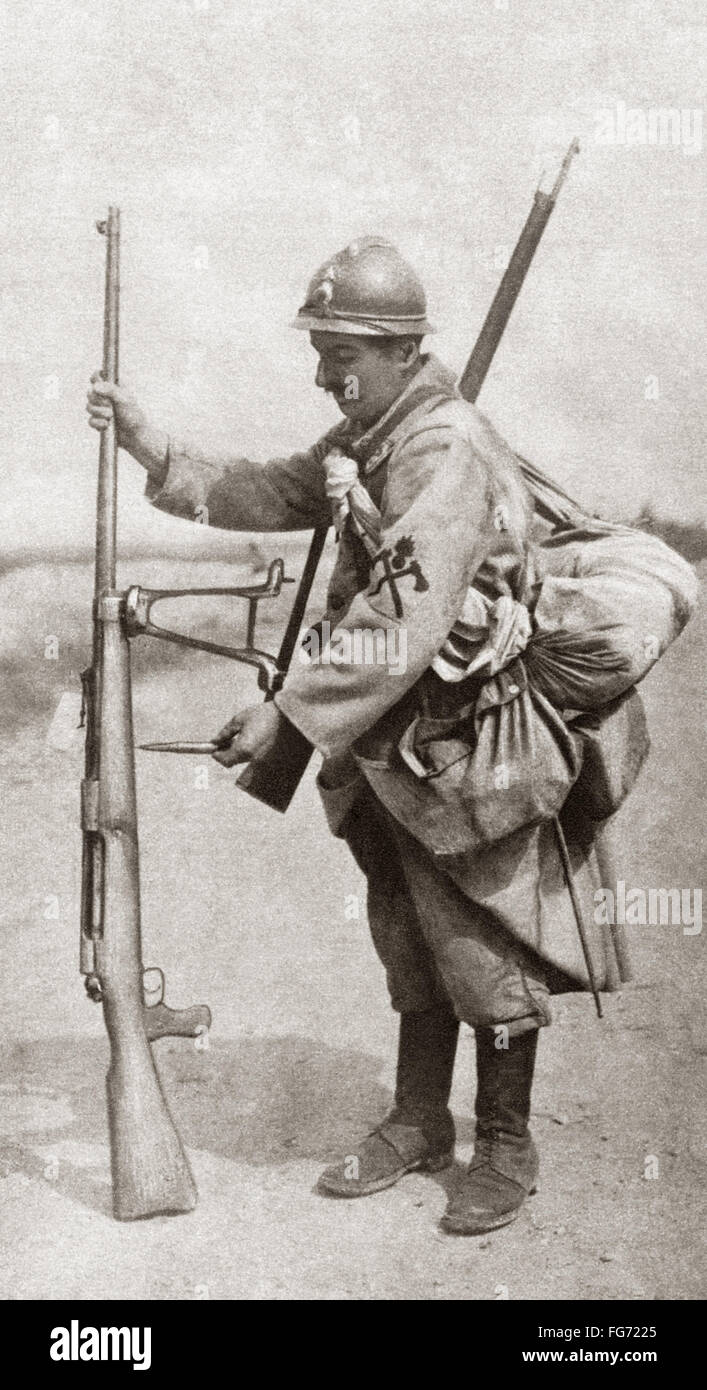 La PREMIÈRE GUERRE MONDIALE : fusil allemand. /NGerman tenant un soldat ...