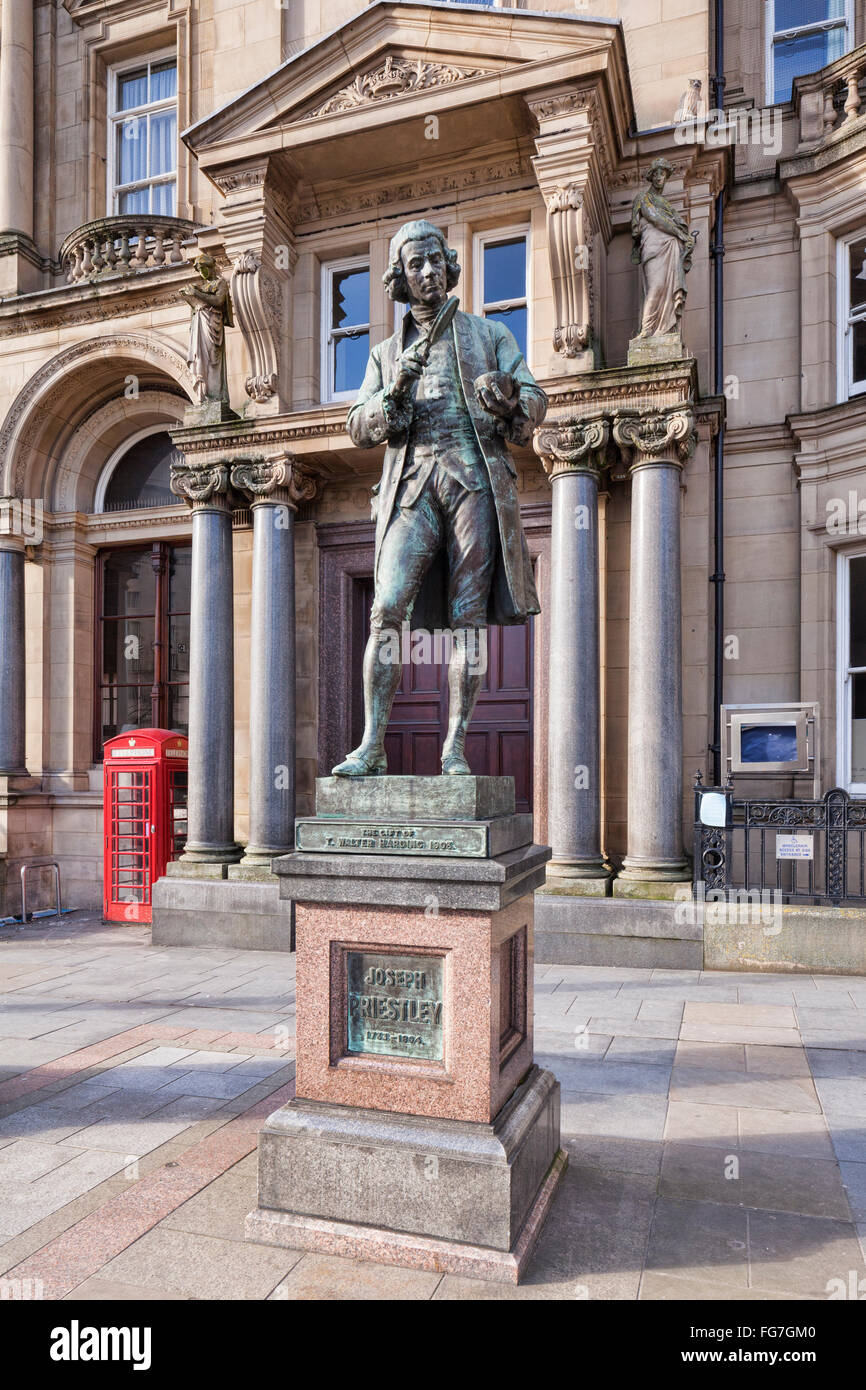 Statue de pioneer chimiste Joseph Priestley en face de l'ancien bureau ...
