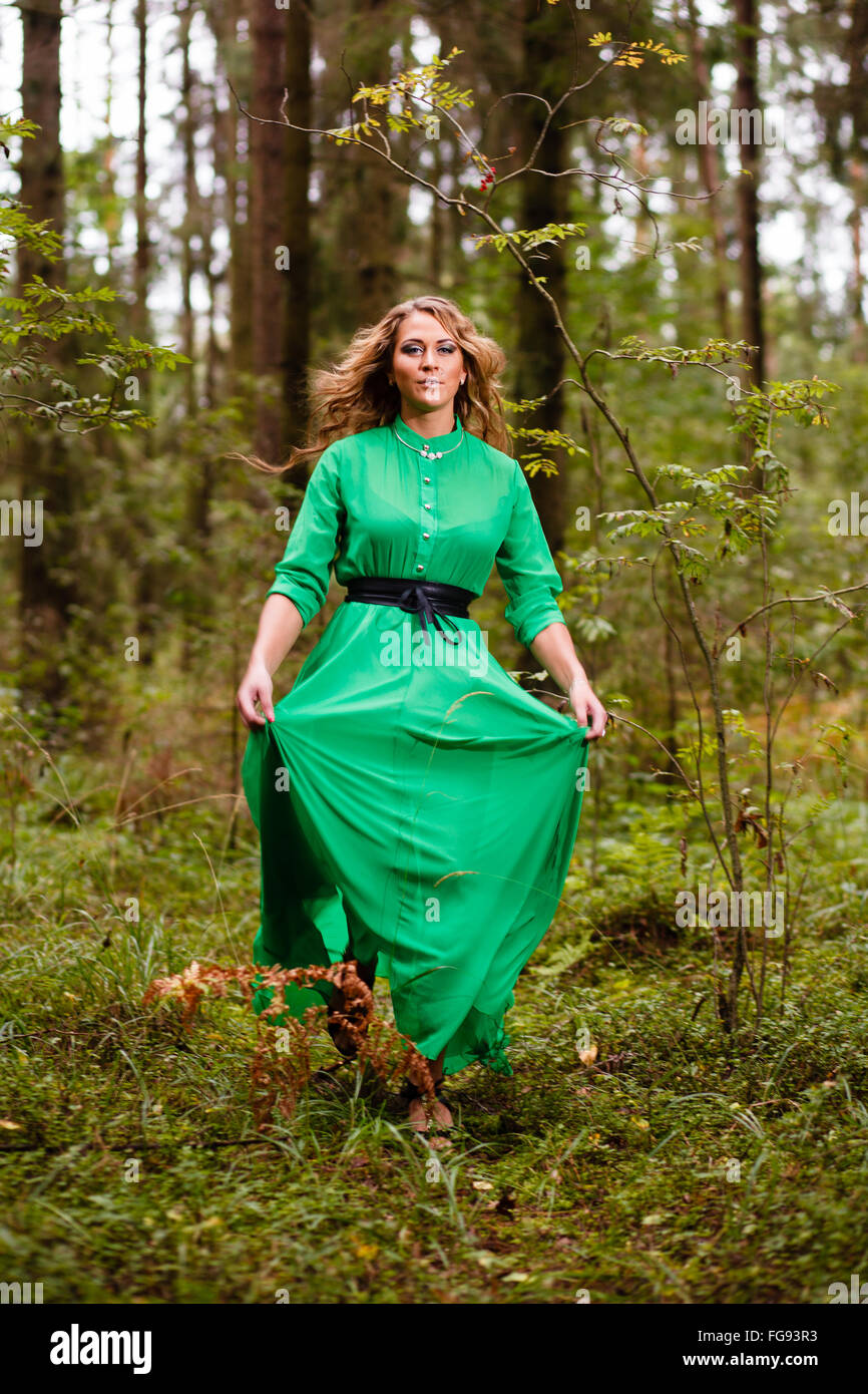 L'exécution de femme en robe longue à forest Photo Stock - Alamy
