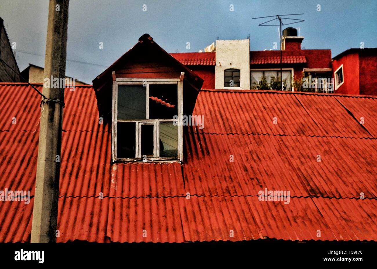 Maison toit rouge Banque de photographies et d’images à haute ...