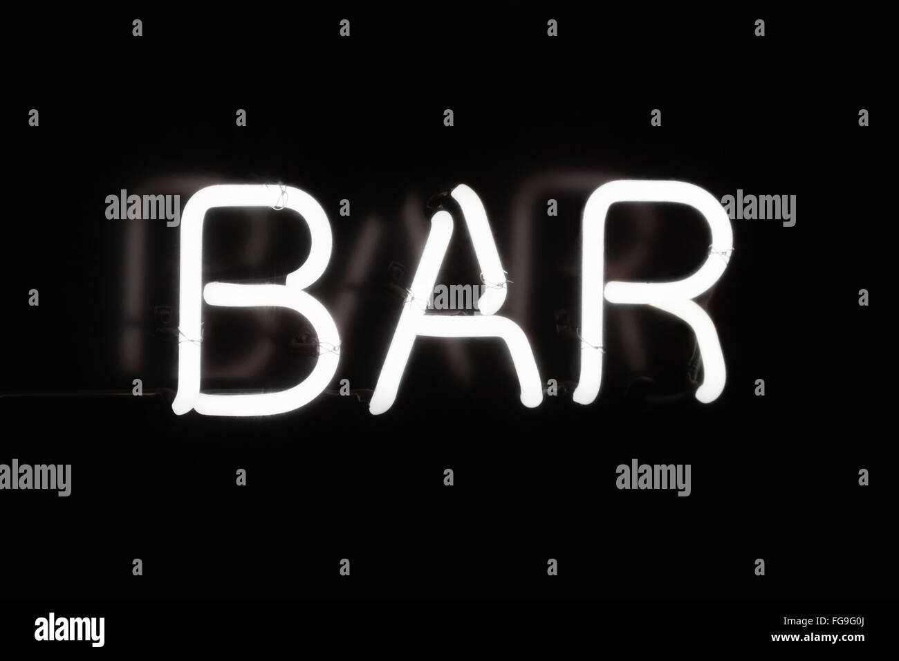 White neon sign on black background Banque de photographies et d’images ...