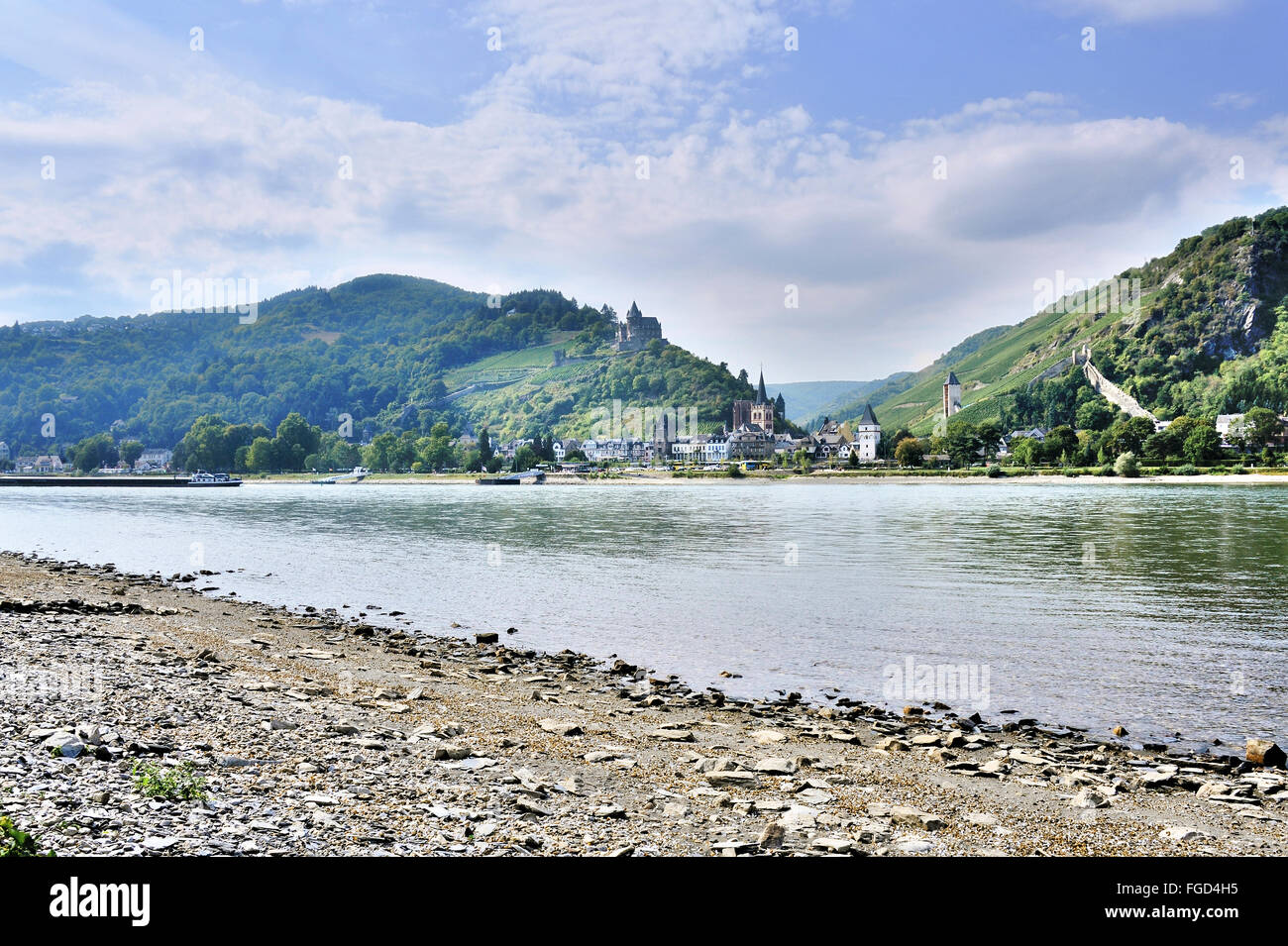 Bacharach ville dans la vallée du Rhin moyen et le château Stahleck ...
