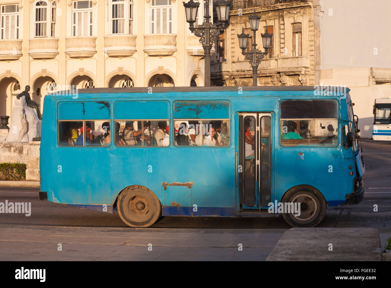 Bus conduisant le long de la route au malecon Banque de photographies ...