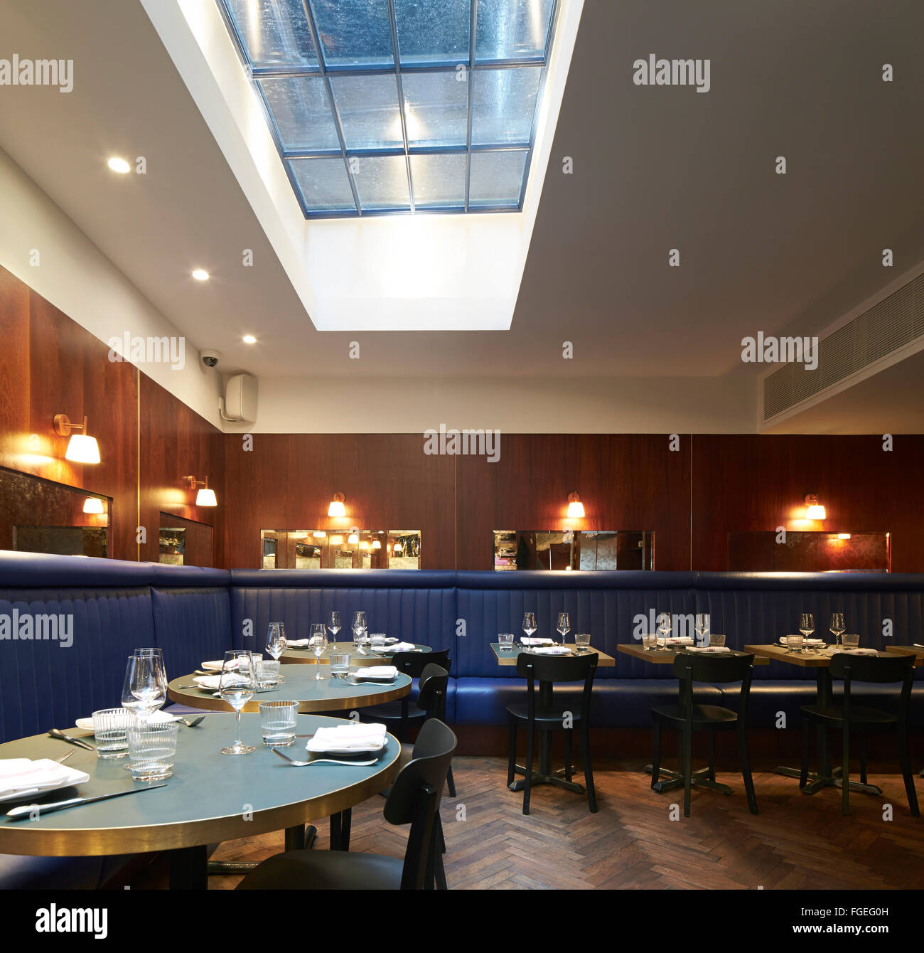 Salle à manger avec banquette et puits de coin. Le restaurant du Mont ...