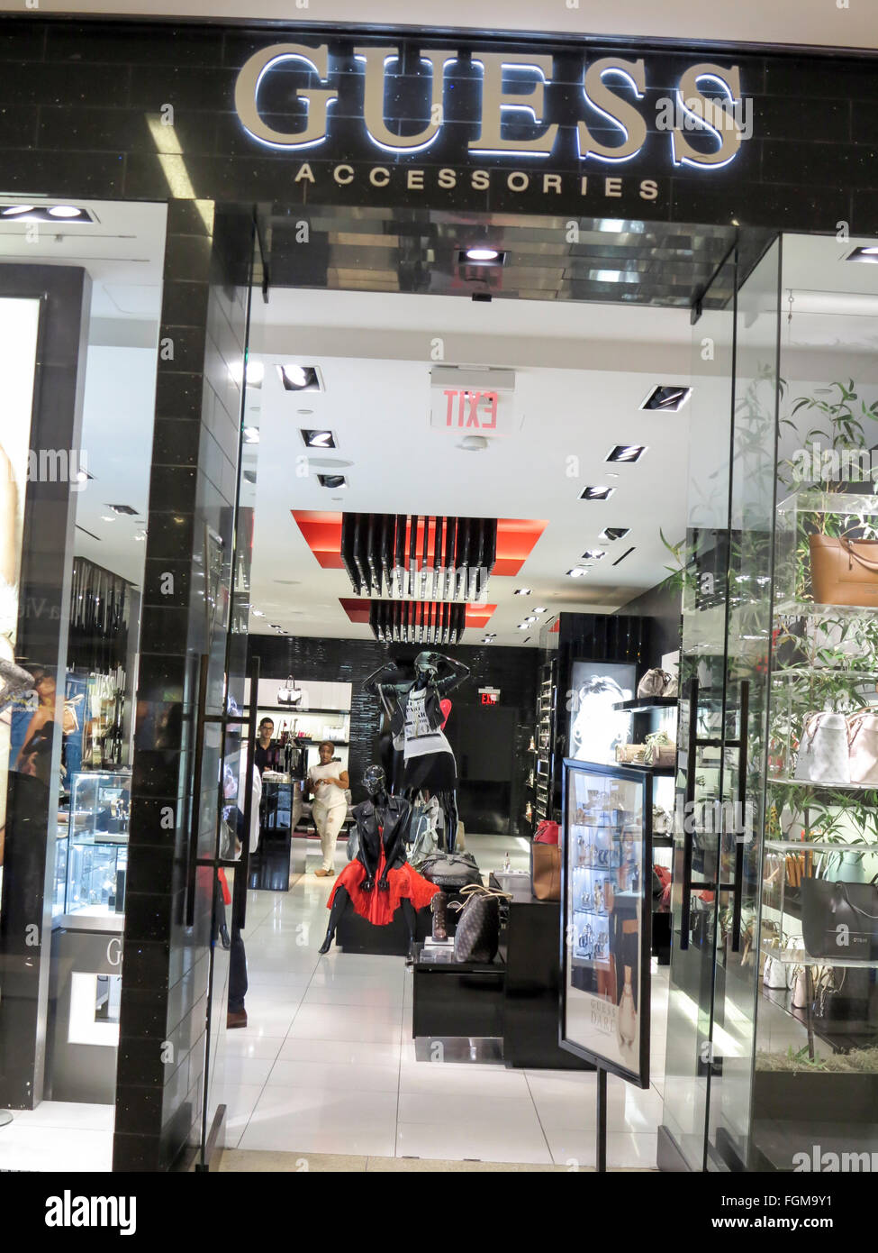 Guess shop Banque de photographies et d’images à haute résolution - Alamy Guess shop Banque de photographies et d’images à haute résolution - Alamy